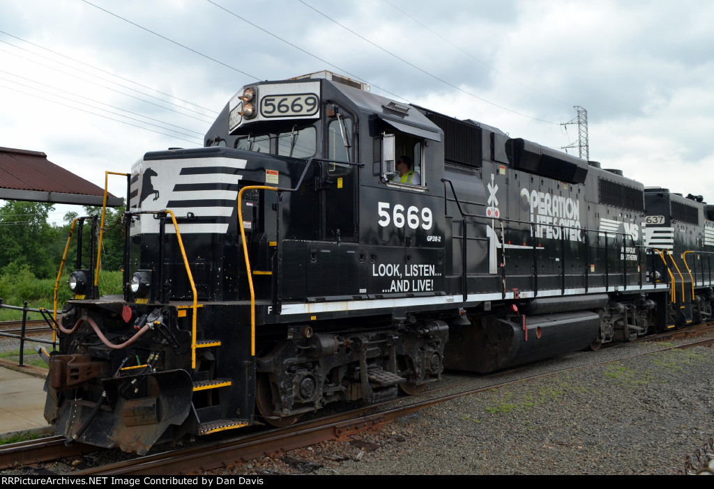 NS GP38-2 5669 on MA-1